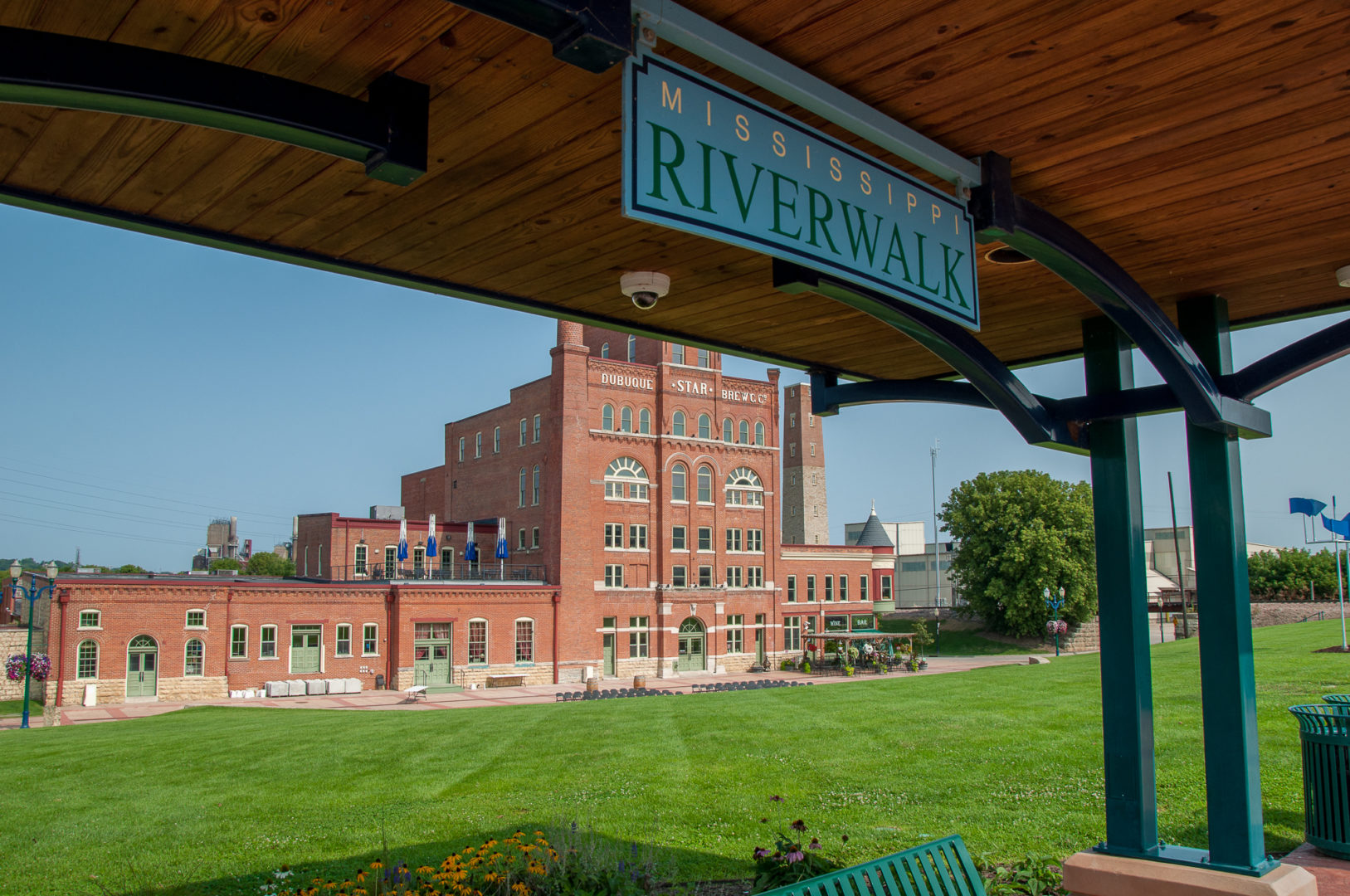 199 LORAS BOULEVARD, DUBUQUE, IA 52001 | ruhlhomes.com | MLS ID 151695